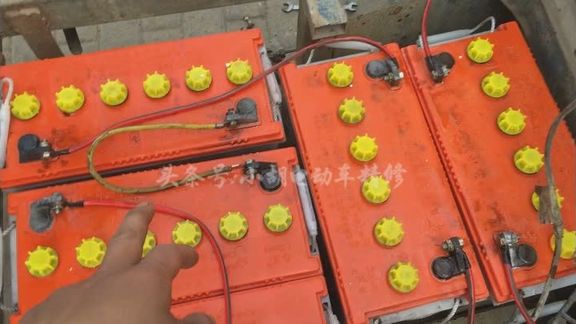 载货水三轮电池怎么使用加水充电?师傅来教你轻松用几年的技巧!