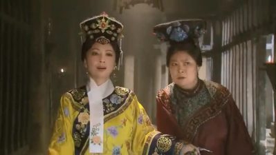 新还珠格格:皇后特意来牢里落井下石,小燕子痛打容嬷嬷和皇后