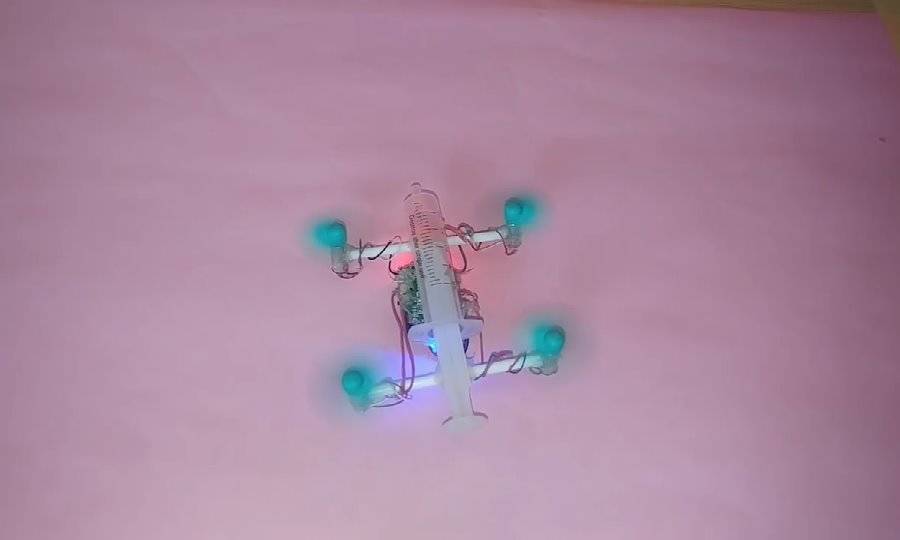 原来废弃的注射器还能制成小型飞行器,没想到飞的真高,真是创意