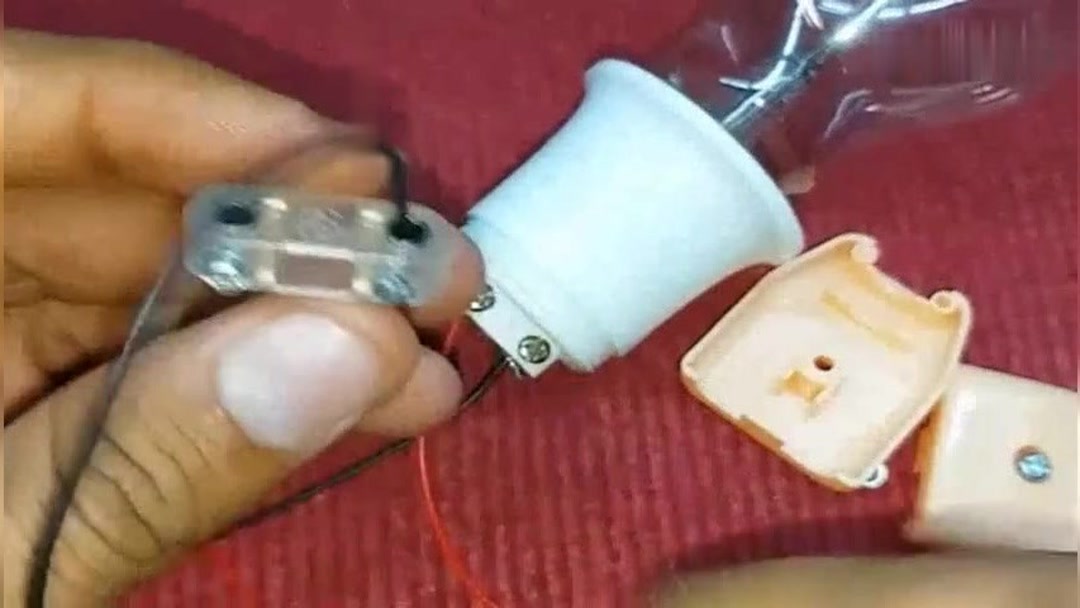 看看电工是怎么走线的,竟然能点亮小灯泡,厉害了