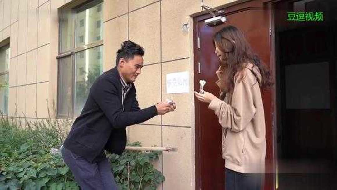 男子腹泻急着上厕所,好不容易费用交完了,大便也拉裤子里了!