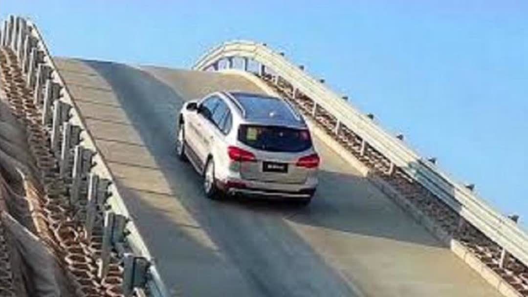 开自动挡车上坡,光踩油门其实是错误操作,这样上坡才安全