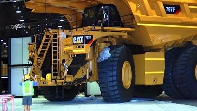 大车自身重量270吨,一天油费就要300万,轮胎价格能买套房