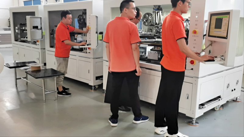 非标智能化设备FPC软板胶纸冲贴一体机工程师进行软硬件调试