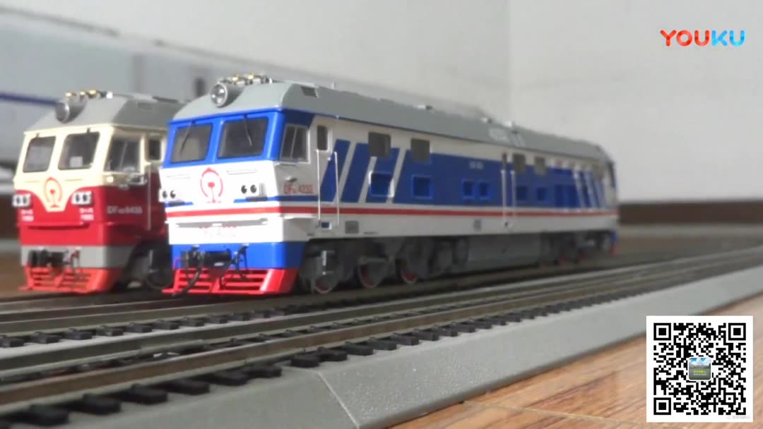 【火车模型测评】三个品牌的DF4D型内燃机车跑车对比