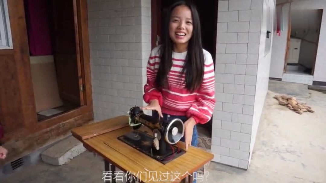 没有电脑桌怎么办?农村姑娘把妈妈的嫁妆拿出来当电脑桌用!