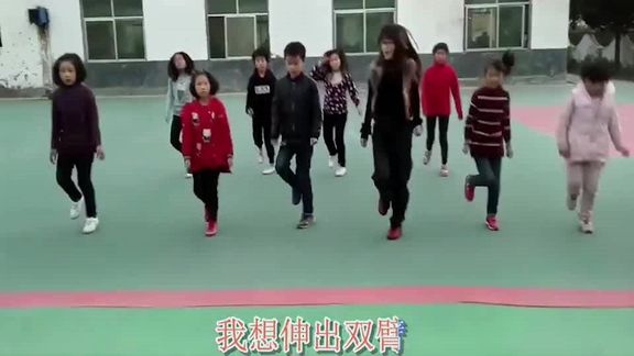 学校舞蹈老师教孩子们广场鬼步舞 小朋友舞步萌萌哒