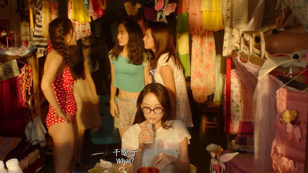 小伙带舍友远观美女宿舍打架,不料当事人竟是女友