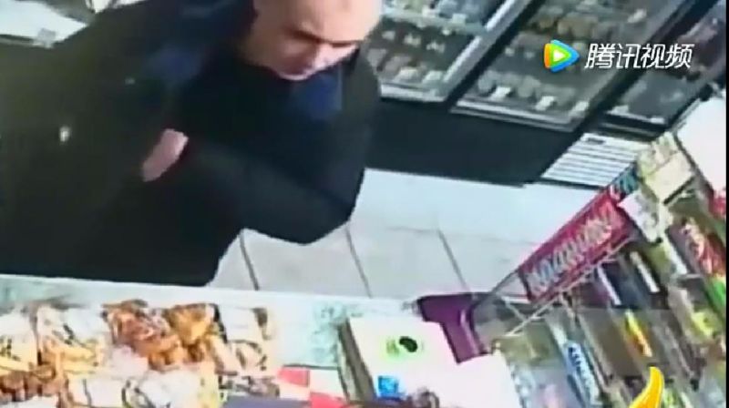 男子来超市购物,忽然拿出武器,收银大姐不甘示弱拿起计算器就砸,女...