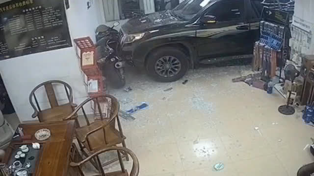 监控拍下一辆SUV撞破玻璃门祸及停放在屋子里的摩托车!摩托车:在家...