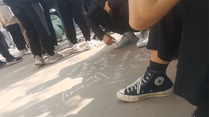 两男生做核酸排队写一地微分方程引围观 网友:怎么能这么卷