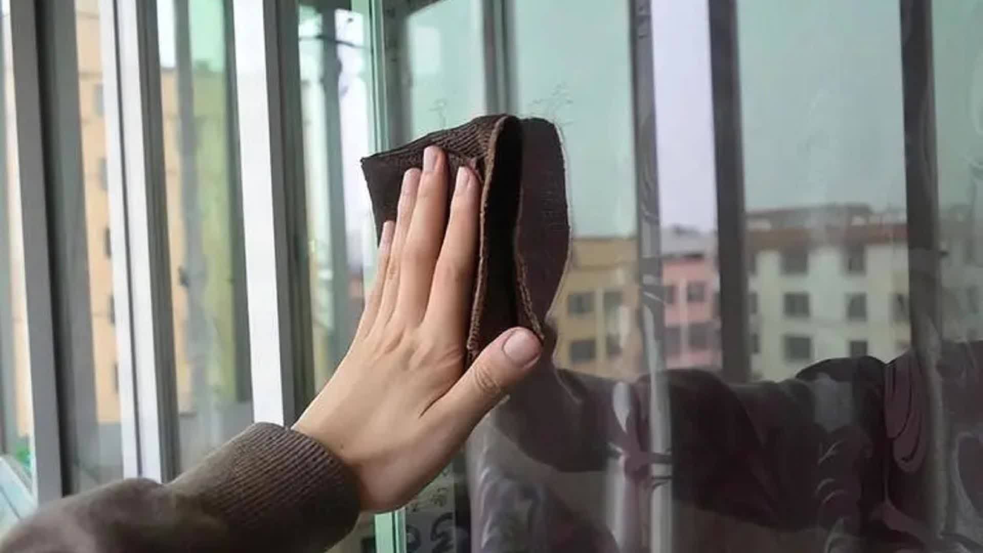 玻璃再脏不用愁，教你小方法，擦得干净又省力，一点污渍都不留