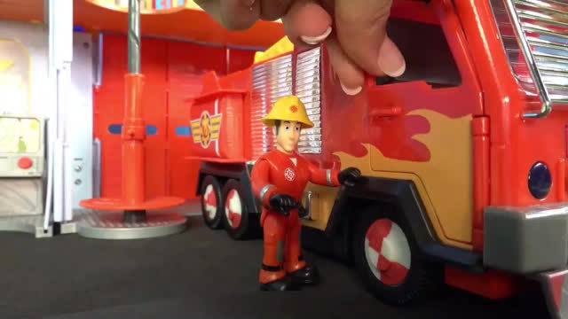 玩具车动画:汽艇,消防车,救护车