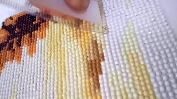钻石绣教程:横竖不一致用尺子一排排划直!