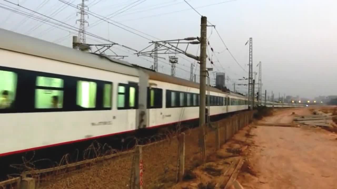 深圳开往武昌一站直达的火车 Z24次列车通过广深线平湖南站