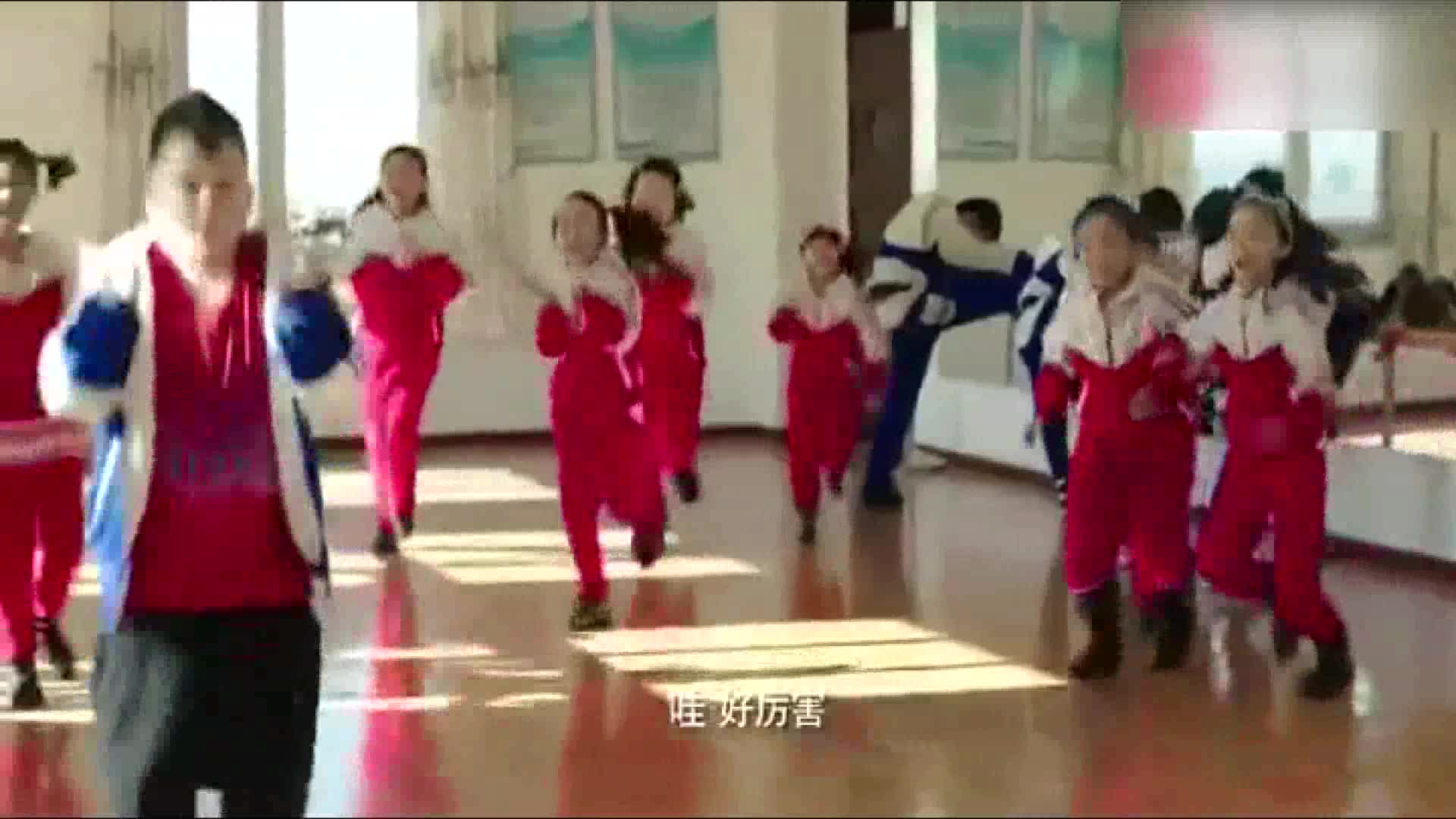搞笑零零后小学生斗舞,跳的是肚皮舞