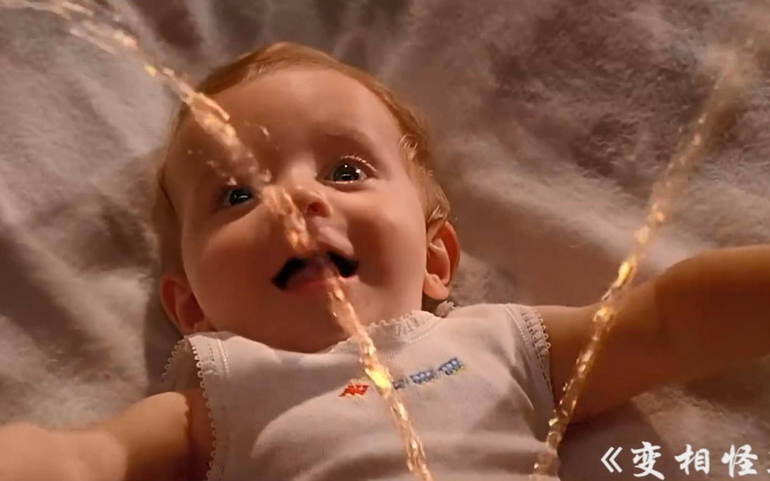 1岁小孩会超能力,模仿动画片情节恶作剧,把亲爸坑惨!