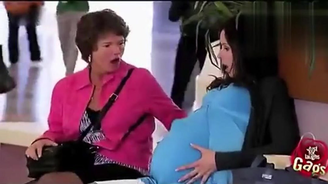 国外妈妈恶搞孕妇大肚子 如此大幅度的胎动也太夸张了点吧