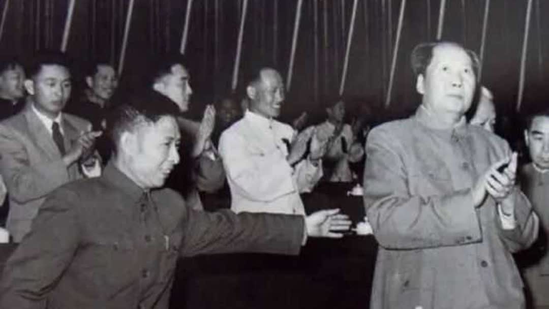 真实影像,毛主席身着正装,大步走进会堂宣布会议开幕