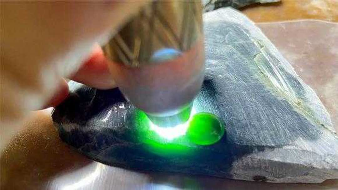 玉石就喜欢挑战这种由经验判断的未知,全蒙翡翠原石一切竟在掌握