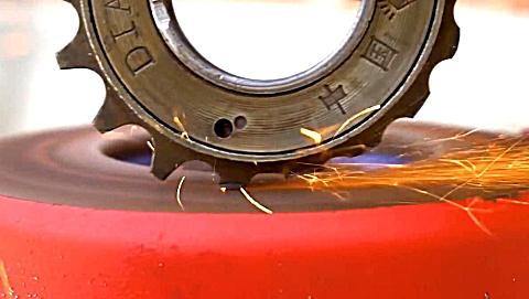 将自行车上的飞轮和螺母磨平, 焊接在一起后才发现有这样的用处