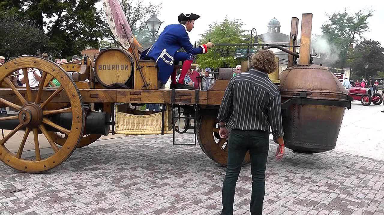 小伙试驾240年前的蒸汽汽车,开上街的一刻,路人纷纷围了过来