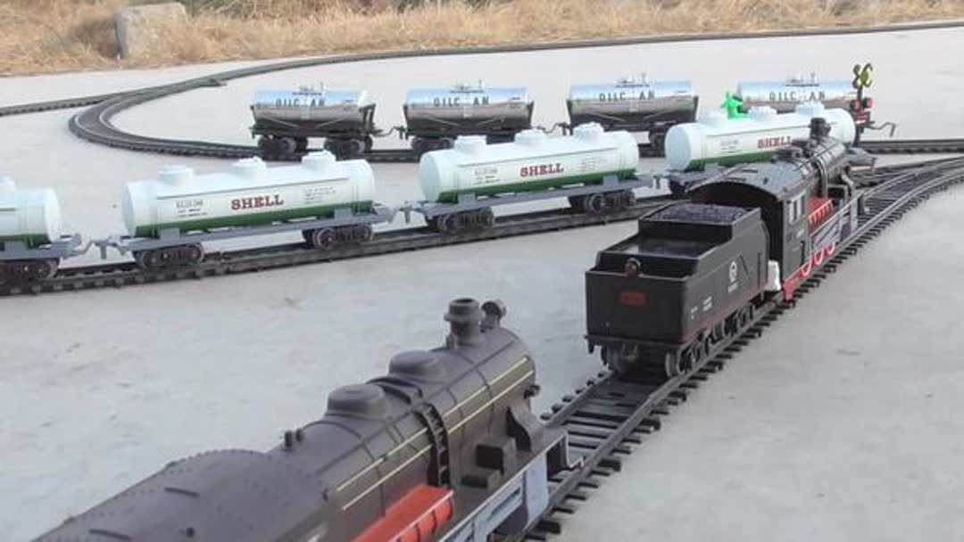 经典蒸汽机火车模型轨道货运,两列前后完美行驶通过