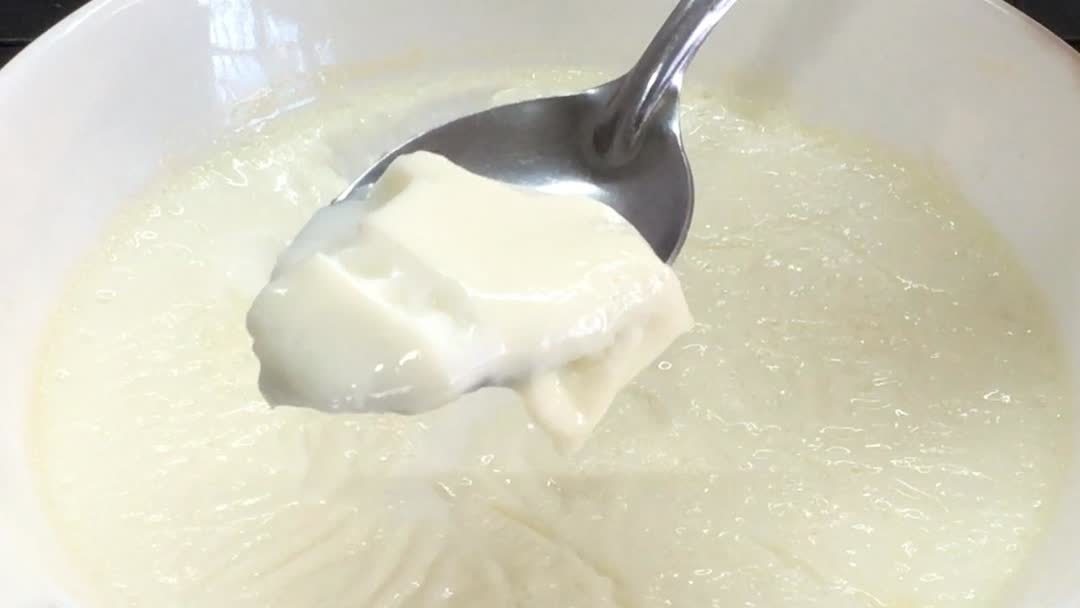 喜欢吃双皮奶不要再去排队买了，配方和做法都告诉你，做法很简单