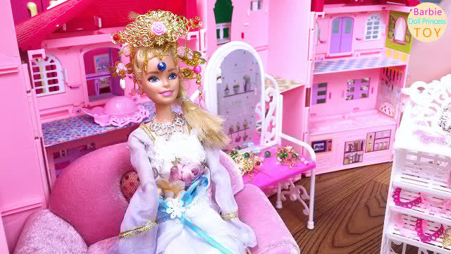 芭比公主挑选古装和饰品,芭比娃娃做造型