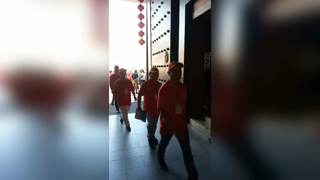 东阳市阳光公益志愿者协会旅游志愿服务队在清明上河图成立