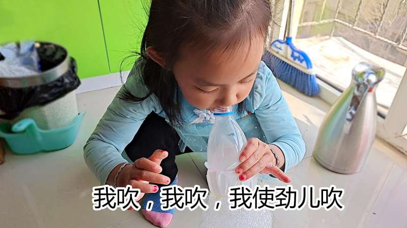 幼儿园中班科学小实验,神奇泡泡虫,3个瓶子两人玩嗨皮了