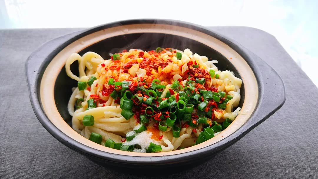 面条最简单又好吃的做法,这样做,一顿吃三碗都不够,太香了