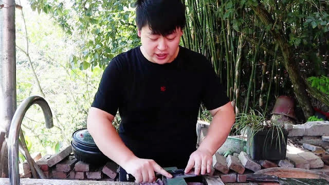 菜刀钝了别再蹭碗底了,三德子教你正确磨刀方法