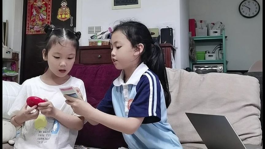 新入手的舒尔特方格,姐姐和妹妹玩的不亦乐乎…