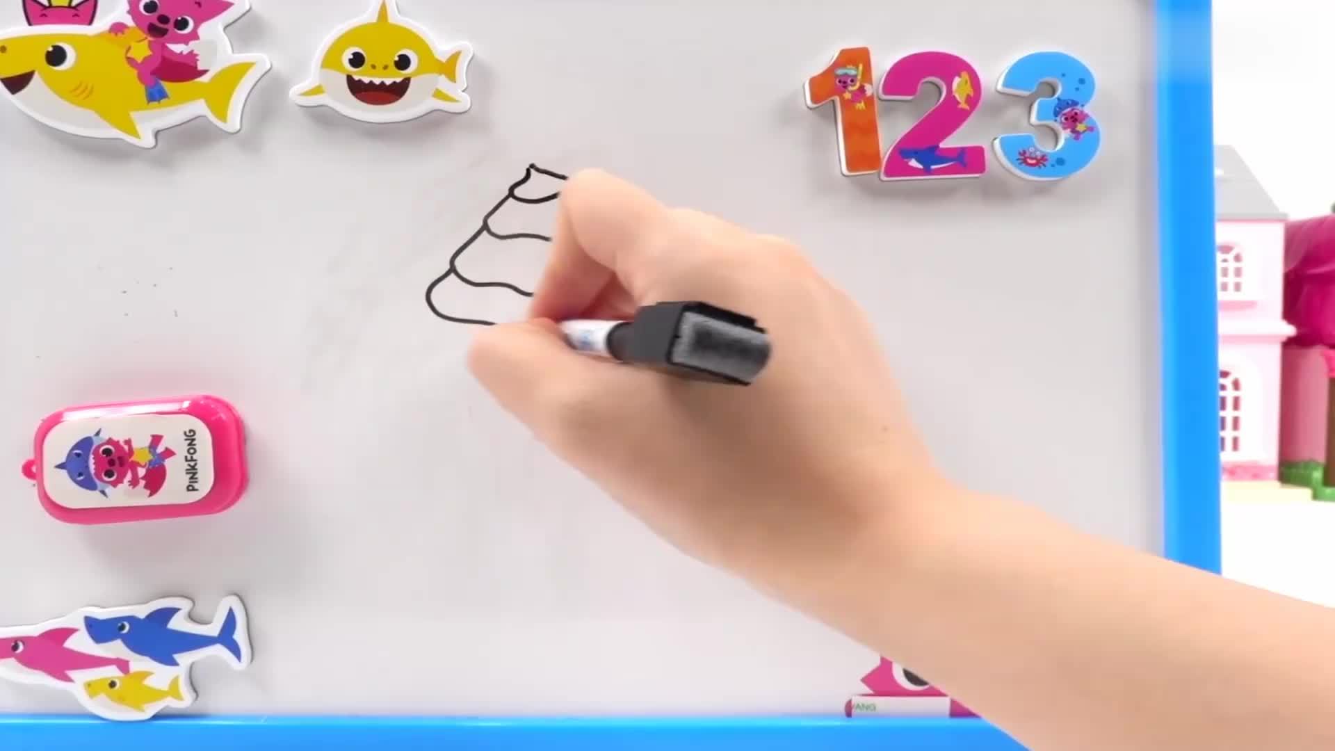 小动物使用彩色卡通笔绘画