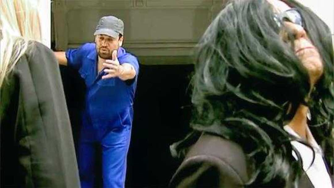 恶作剧:老头扮成假人模特,搞笑整蛊帮忙的人