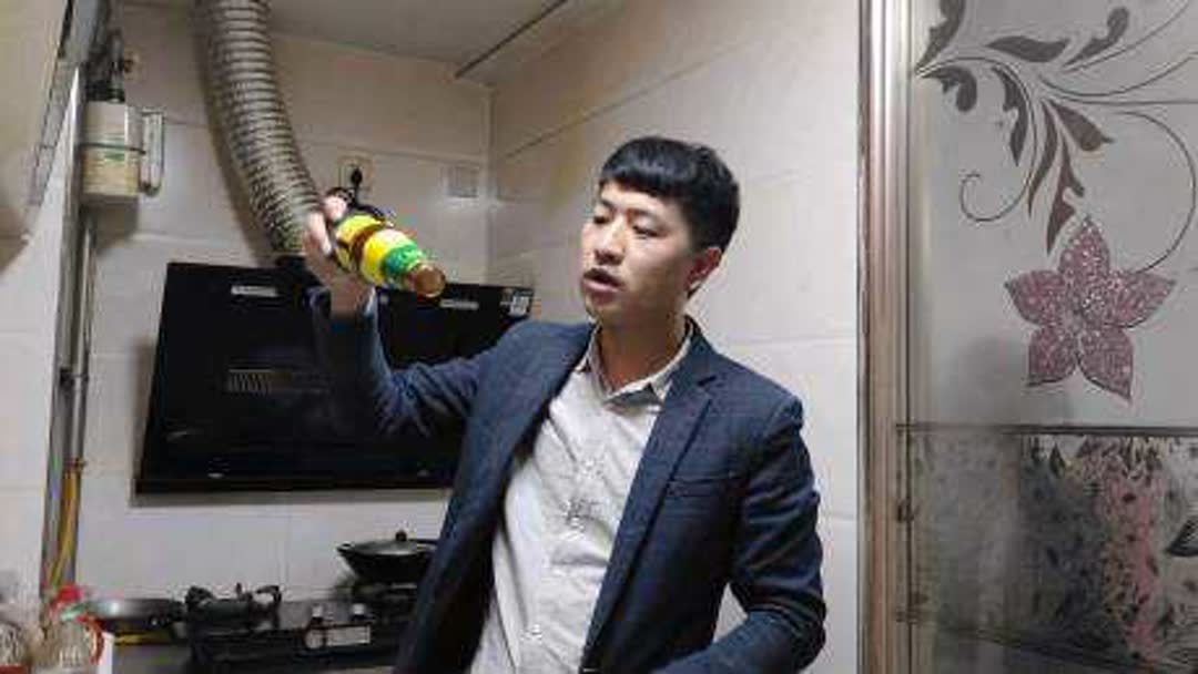 蚝油黏稠不是倒多就是倒少,用小伙这个妙招,让你方便精确倒蚝油