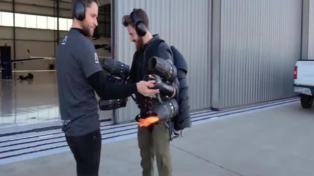 老外自制飞行器,能像钢铁侠一样飞起来,真是太酷了