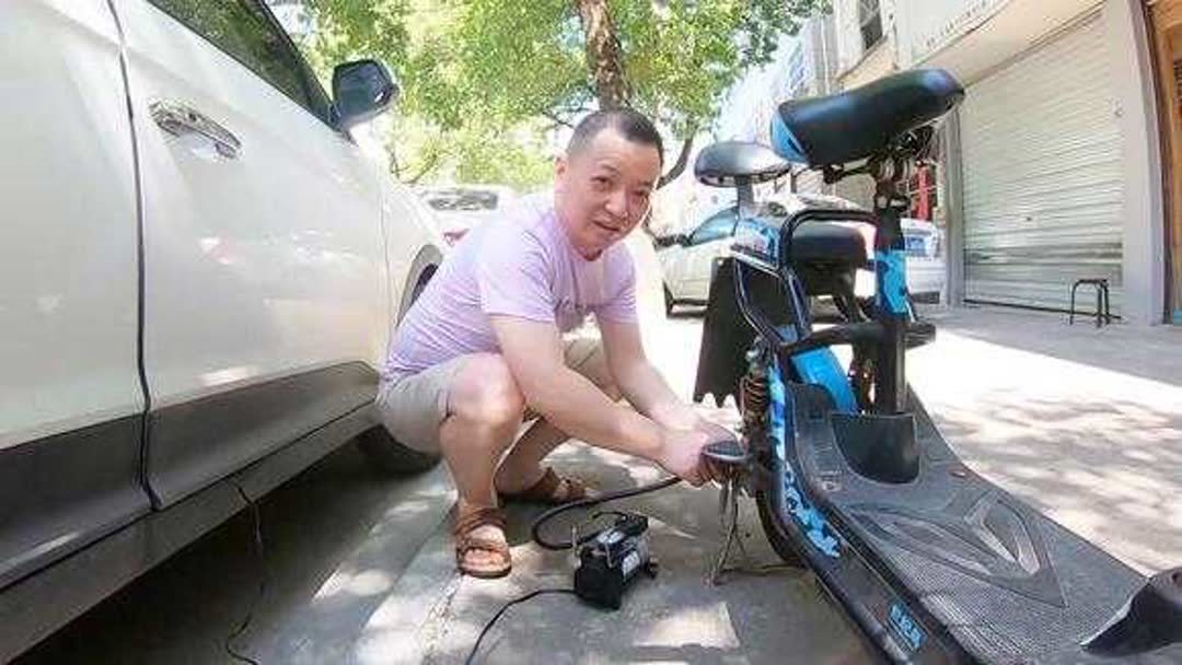 长时间没骑的电瓶车发现轮胎没气了附近没修车店阿军是怎样打气的