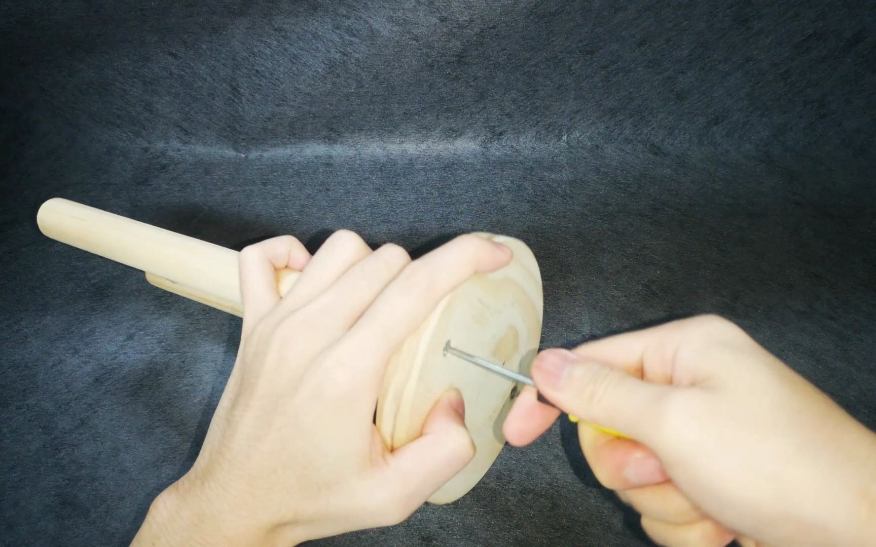 送了耳机木架不会安装?耳机木架安装视频