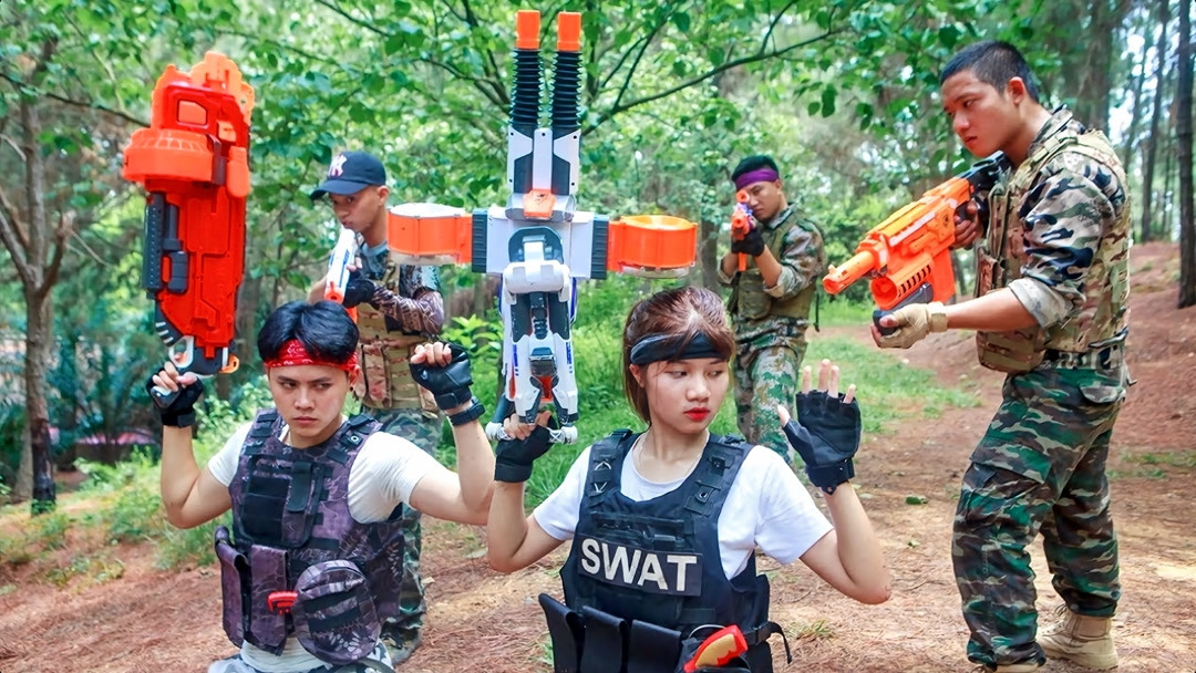 真人CS:收缴了敌人的武器装备