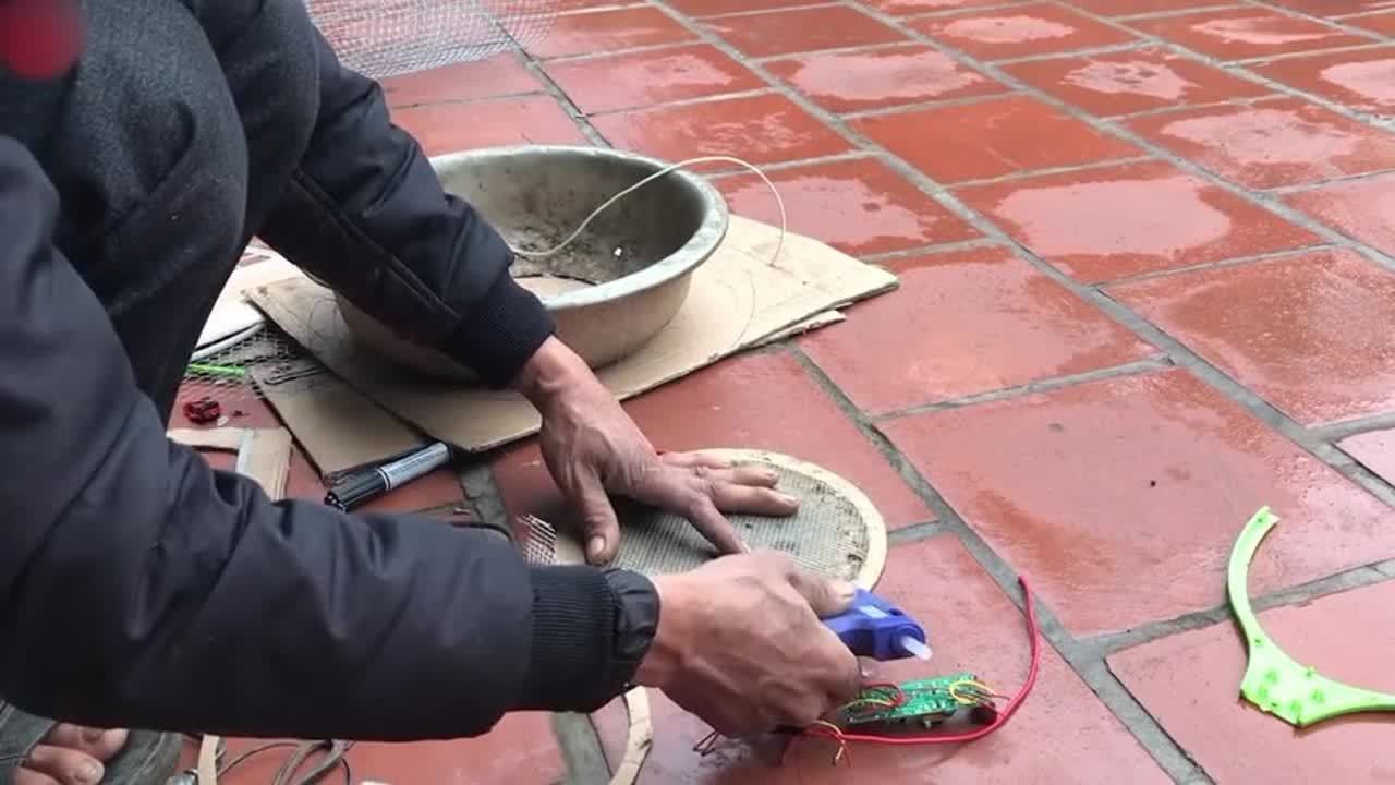 大叔自制12v电击捕鼠装置,老鼠进去就被电晕,抓鼠效果太好了