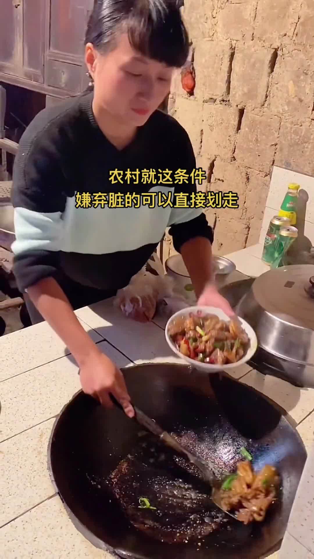 ...柴火炒菜,嫌弃脏的就不要赞了,虽然它既不符合Qs食品安全又不卫生,...
