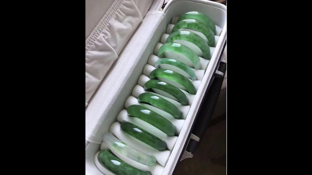 300元买的豆种翡翠手镯,云南翡翠馆卖的玉是真是假