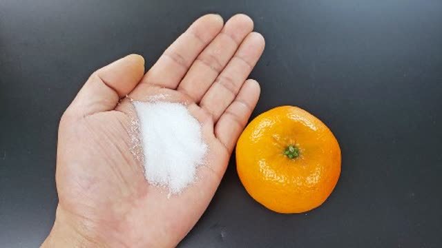食盐和桔子皮放一起太棒了,原来作用很多,特别放厨房省钱又实用