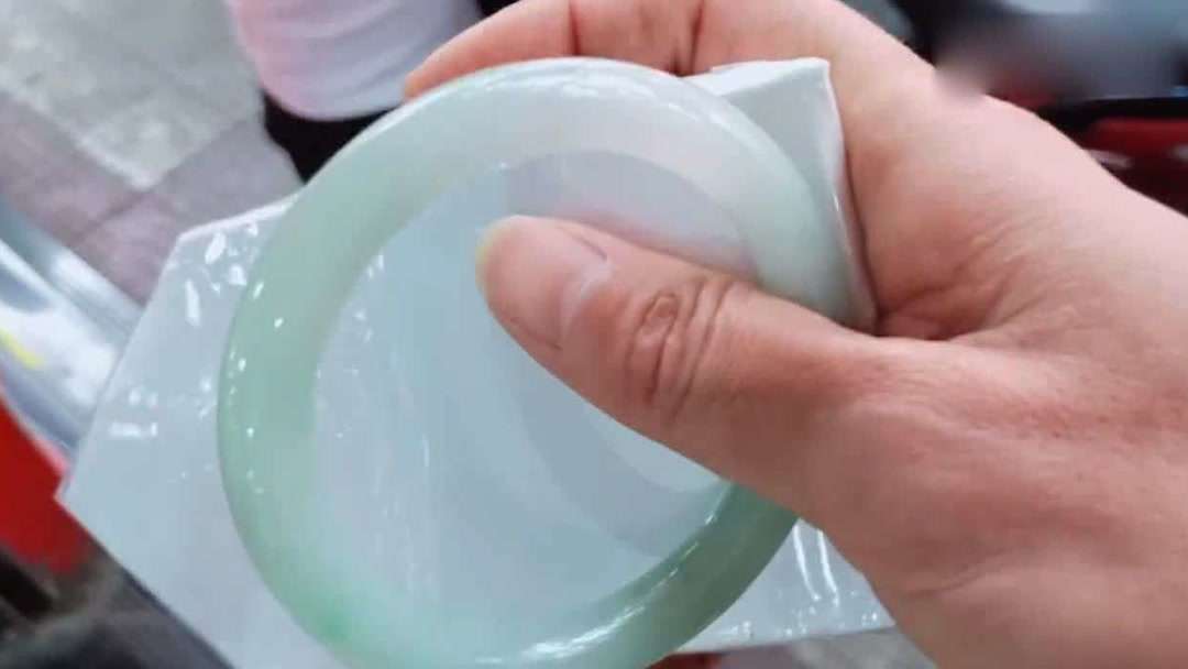 用同样种水翡翠手镯来告诉你什么样的叫种老,什么样的叫种嫩