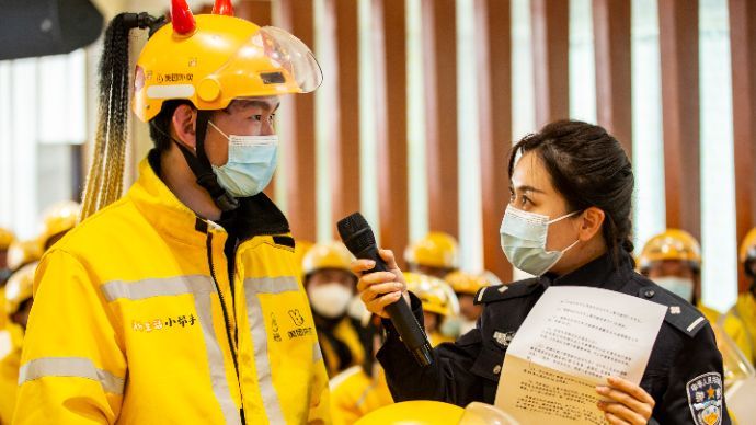 果然视频|济宁交警给"外卖小哥"讲交通安全