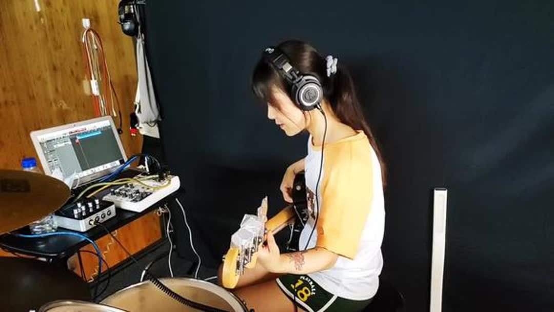 伴奏的打击乐部分是自己录的,贝斯没效果器,声卡直入电脑