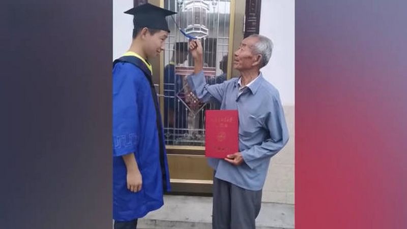 特别的毕业典礼!哈尔滨工程大学研究生毕业让自己爷爷拨穗,毕业快乐ߎ