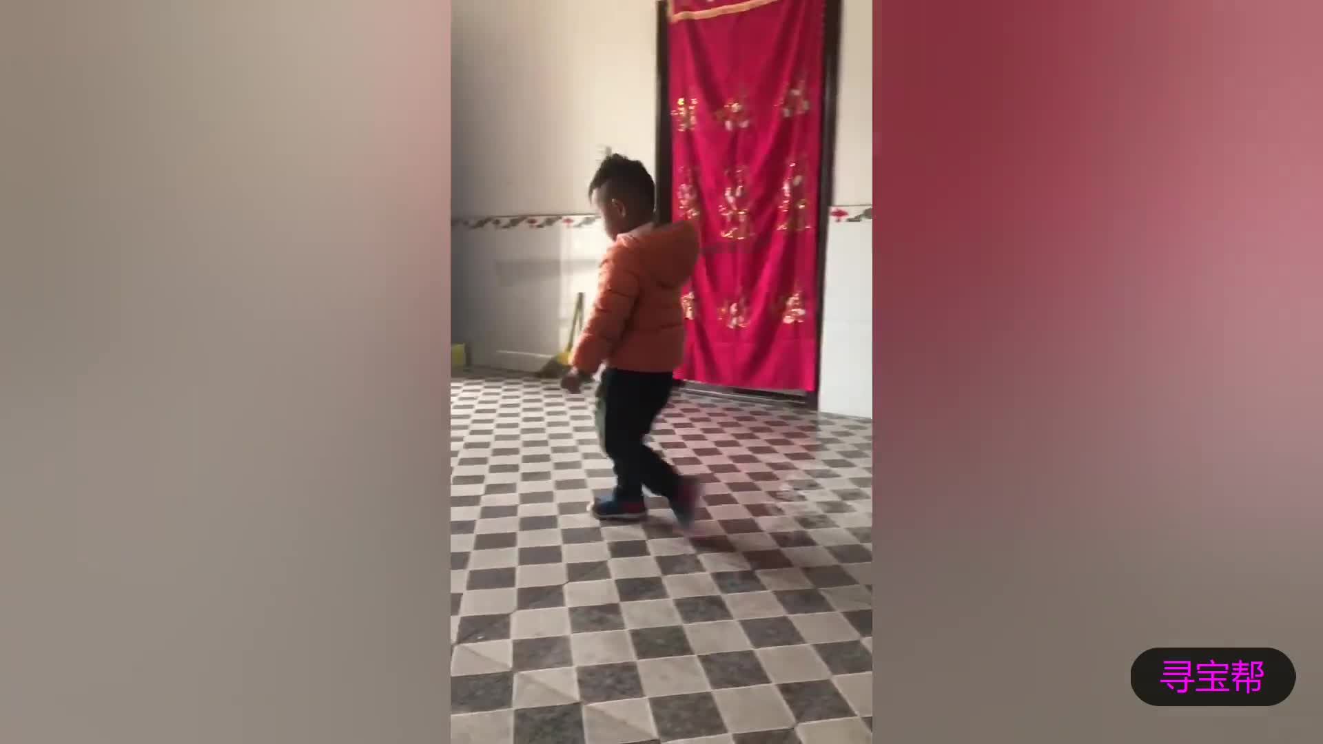 西安小孩在家里玩金箍棒,看看他玩的怎么样?你家的?